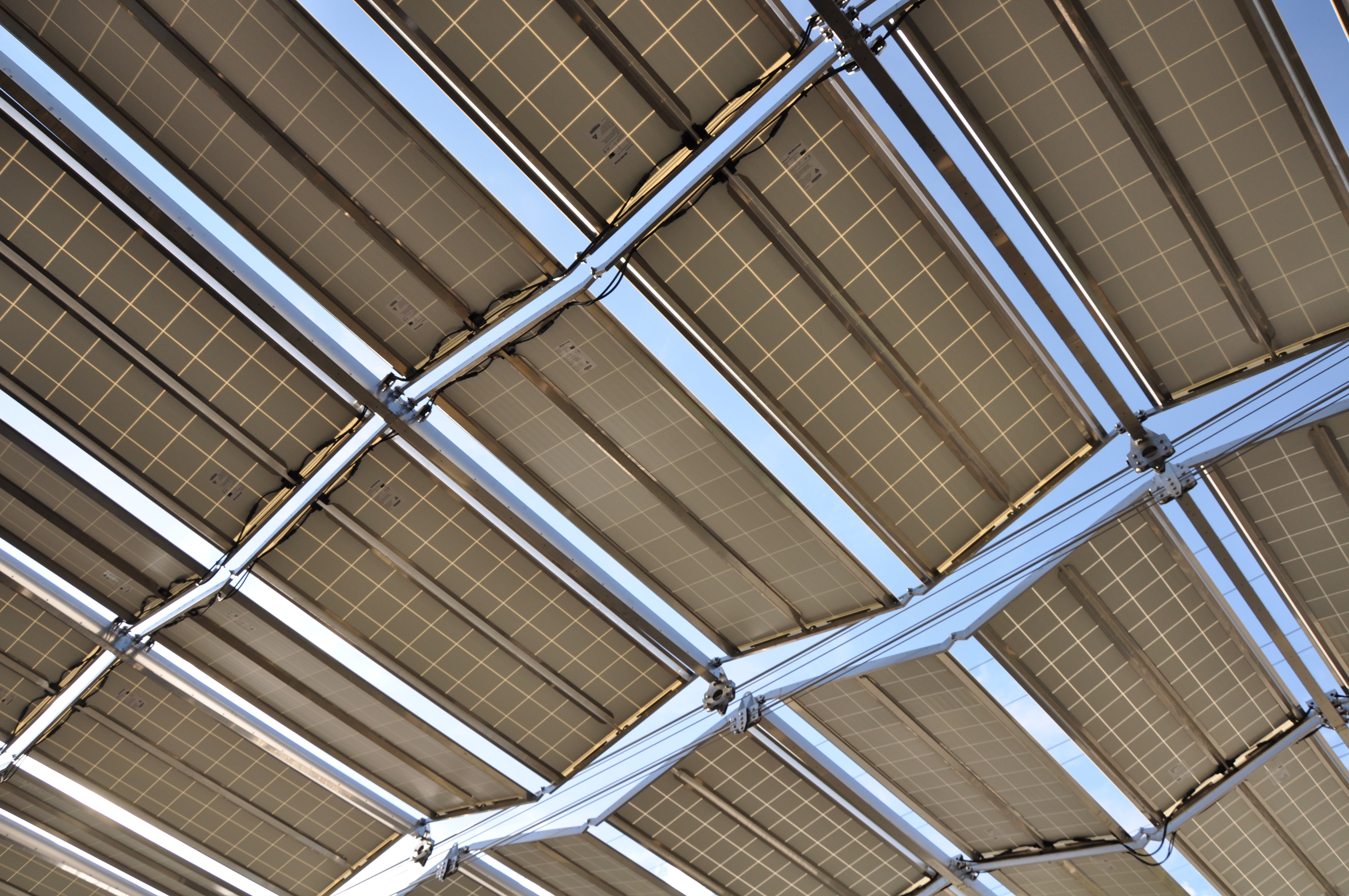 IBC-Panels-vor-blauem-Himmel | BFE-Magazin energeiaplus ...